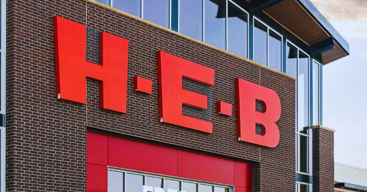 Will Walgreens be open or closed on Christmas Eve and Christmas Day 2025?