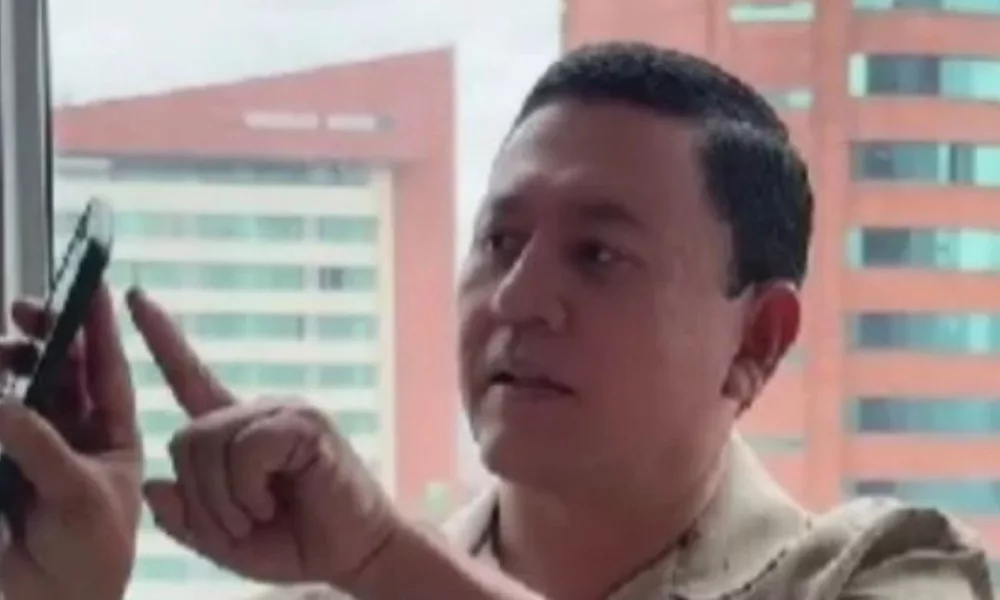 WATCH: El Salvador Politician Will Salgado Apologises After Accidental ...